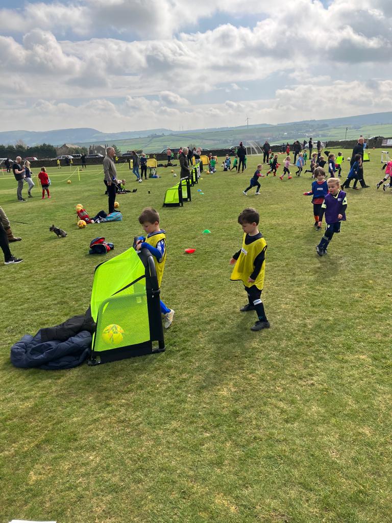 U4/5s training session - Holmfirth Town Junior Football Club